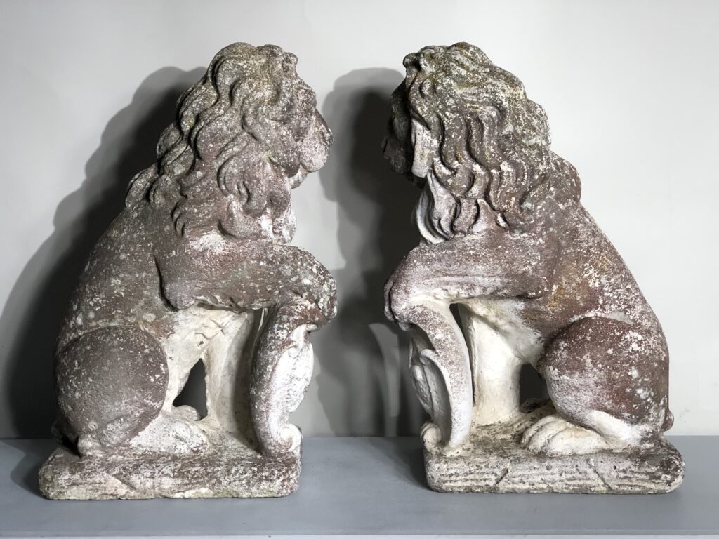 Paire de lions en pierre reconstituée, XX ème siècle. – Rémi Dubois ...